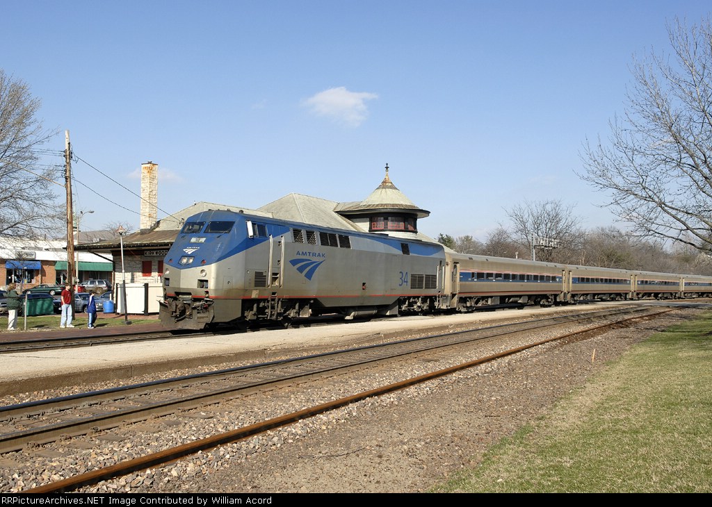 AMTK 34 leading eastbound Ann Rutledge along Scott Street